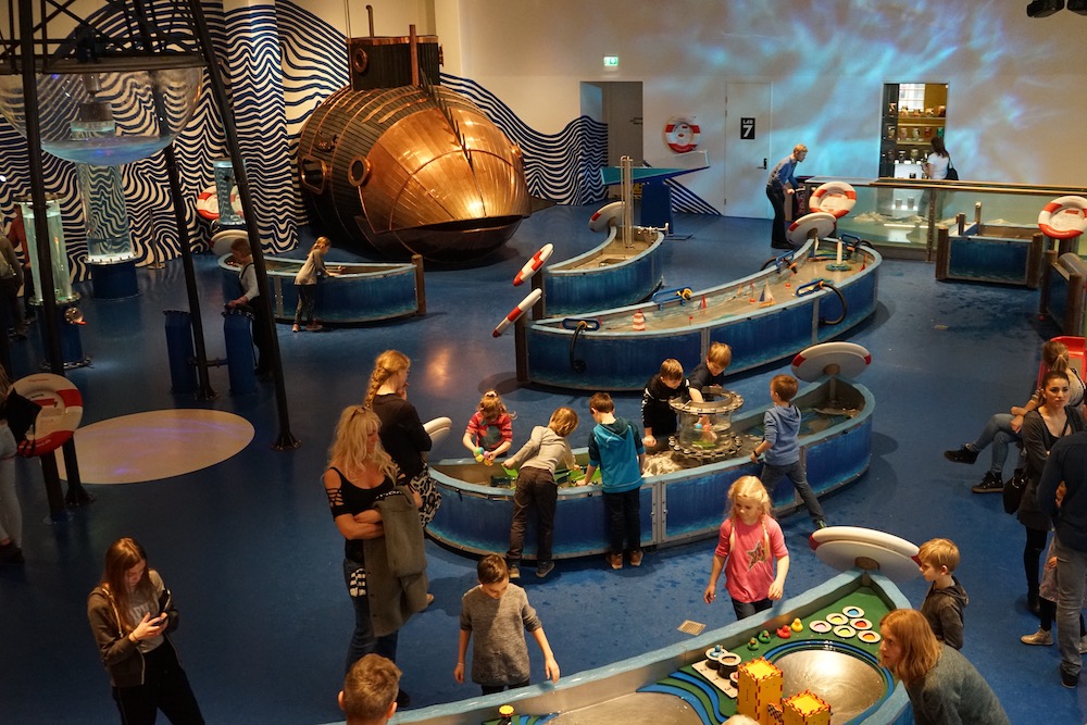 Modeller på udstillingen "Stranden"